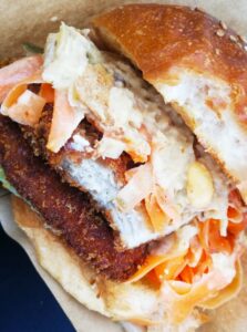 サメ料理専門キッチンカー【SAMEYA】に釘付け！サメバーガー食べてきた | ストロング魚イーター